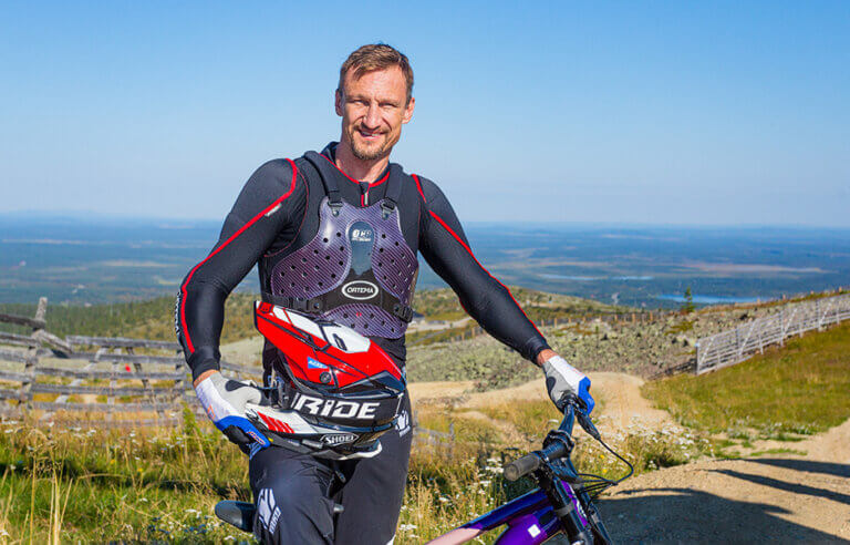 Sami Hyypiä ihastui alamäkipyöräilyyn kertaheitolla - Ski.fi